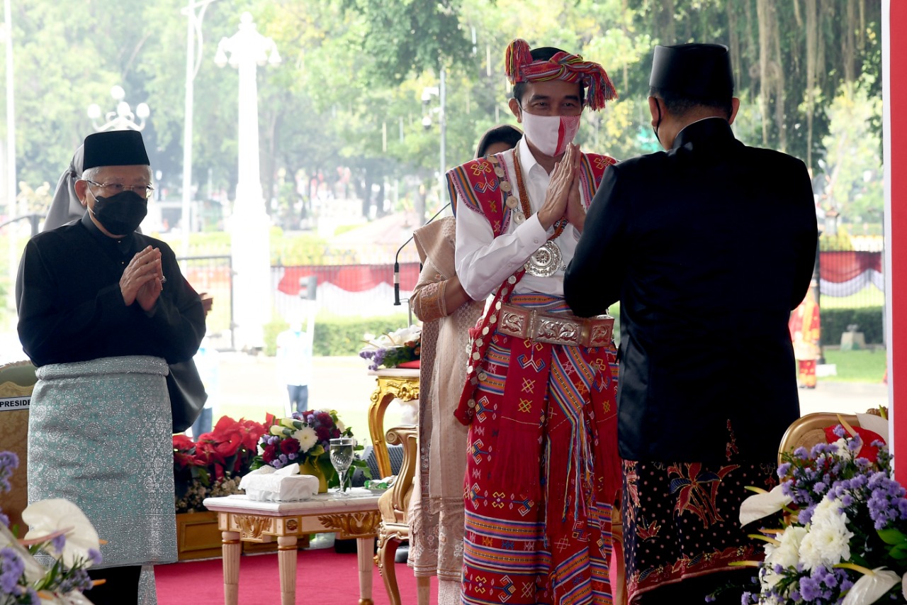 Berbaju Adat NTT, Jokowi Pimpin Upacara HUT RI ke-75 Berbaju Adat NTT, Jokowi Pimpin Upacara HUT RI ke-75